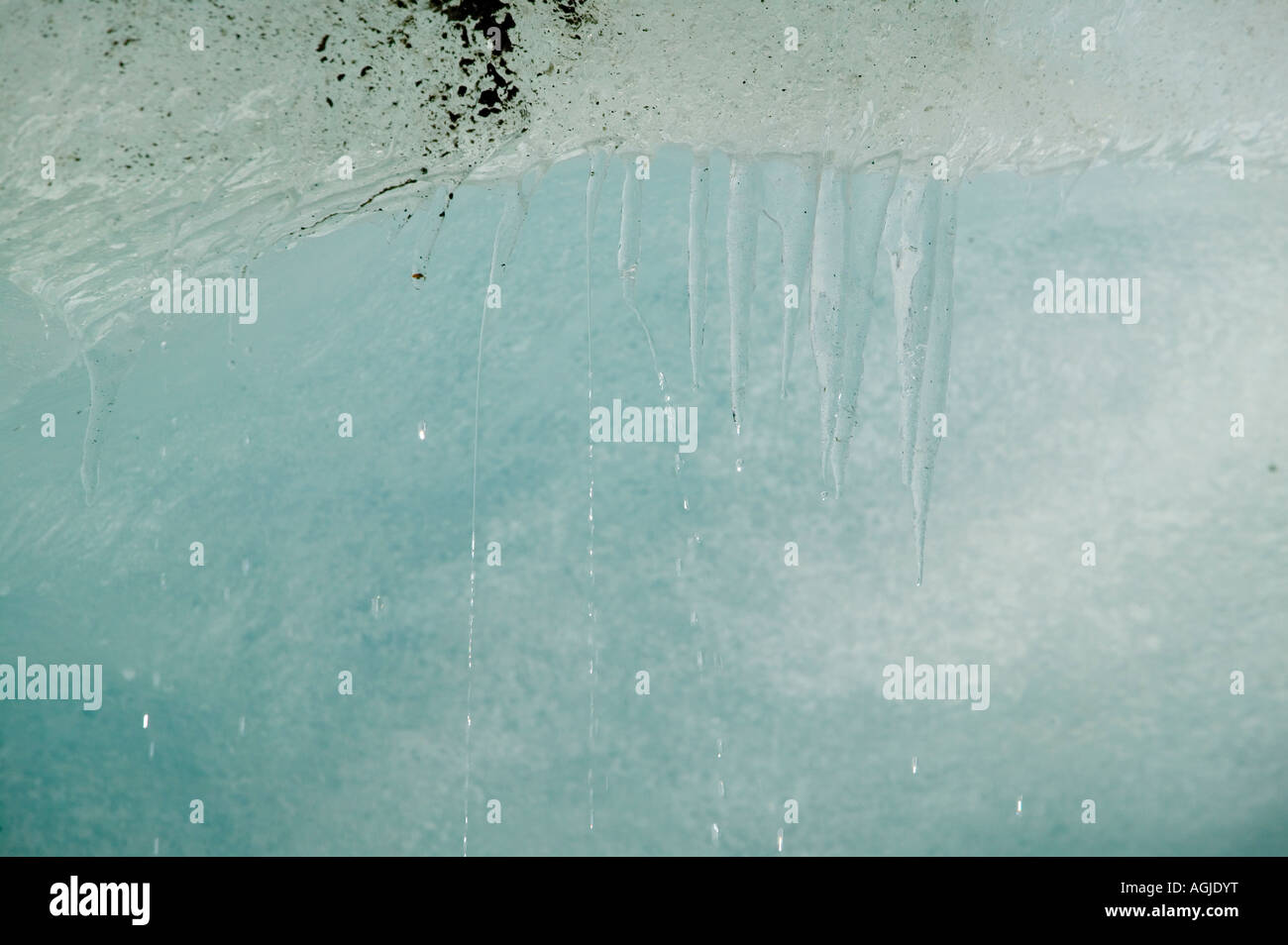 Water dripping off rock cliff hi-res stock photography and images - Alamy