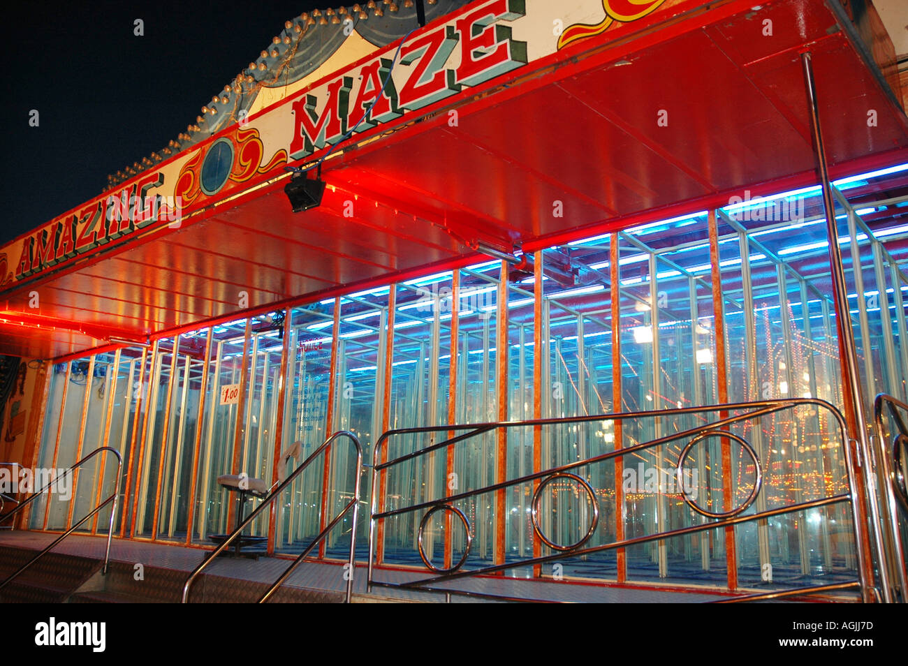 Funfair mirrors hi-res stock photography and images - Alamy