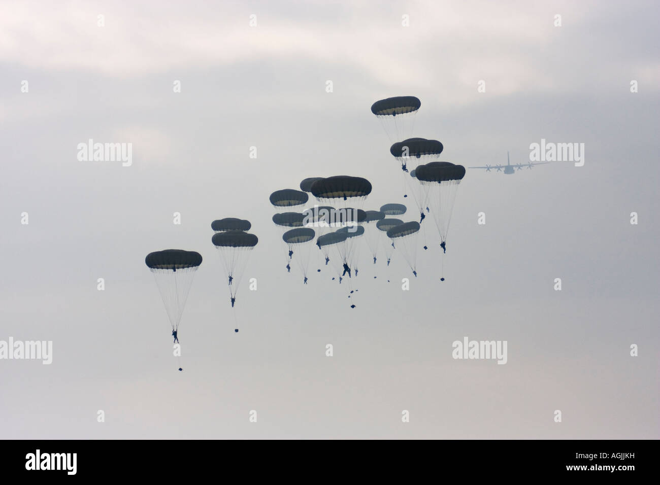 Parachute dropping hi-res stock photography and images - Alamy