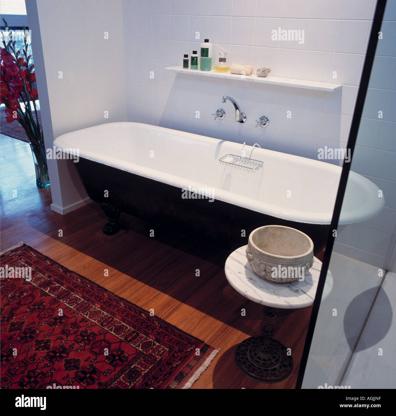Roll-top freestanding bath Stock Photo - Alamy