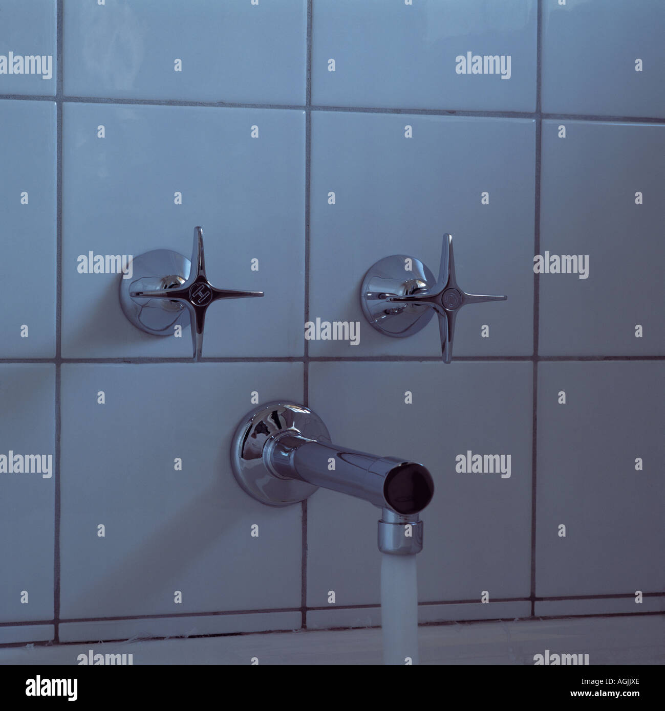 Running bath taps hi-res stock photography and images - Alamy