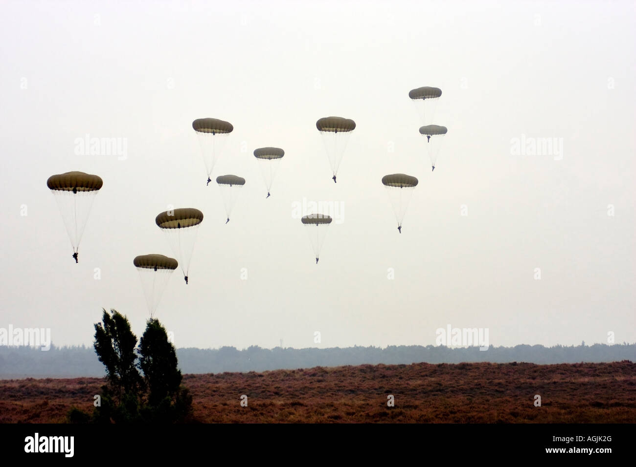 Military skydivers on old fashioned round parachutes Stock Photo - Alamy