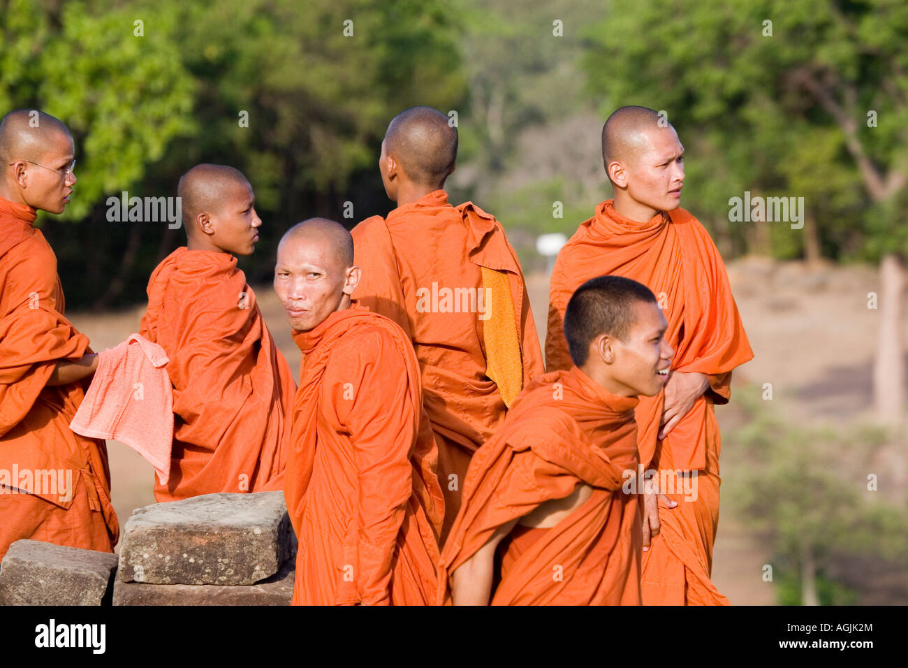 monks at angkor wat Stock Photo - Alamy
