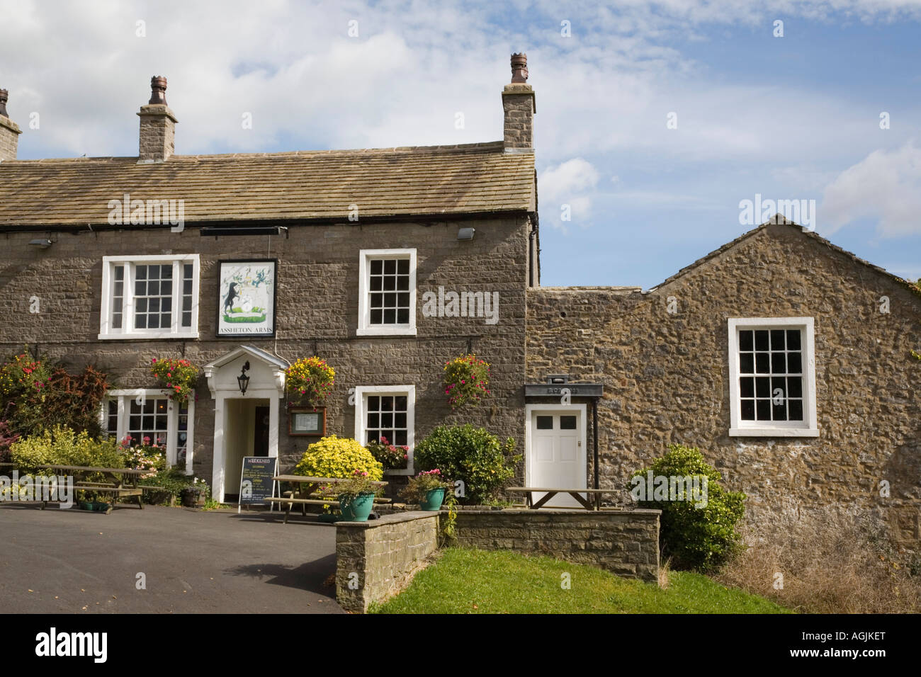 Downham lancashire assheton arms hi-res stock photography and images ...