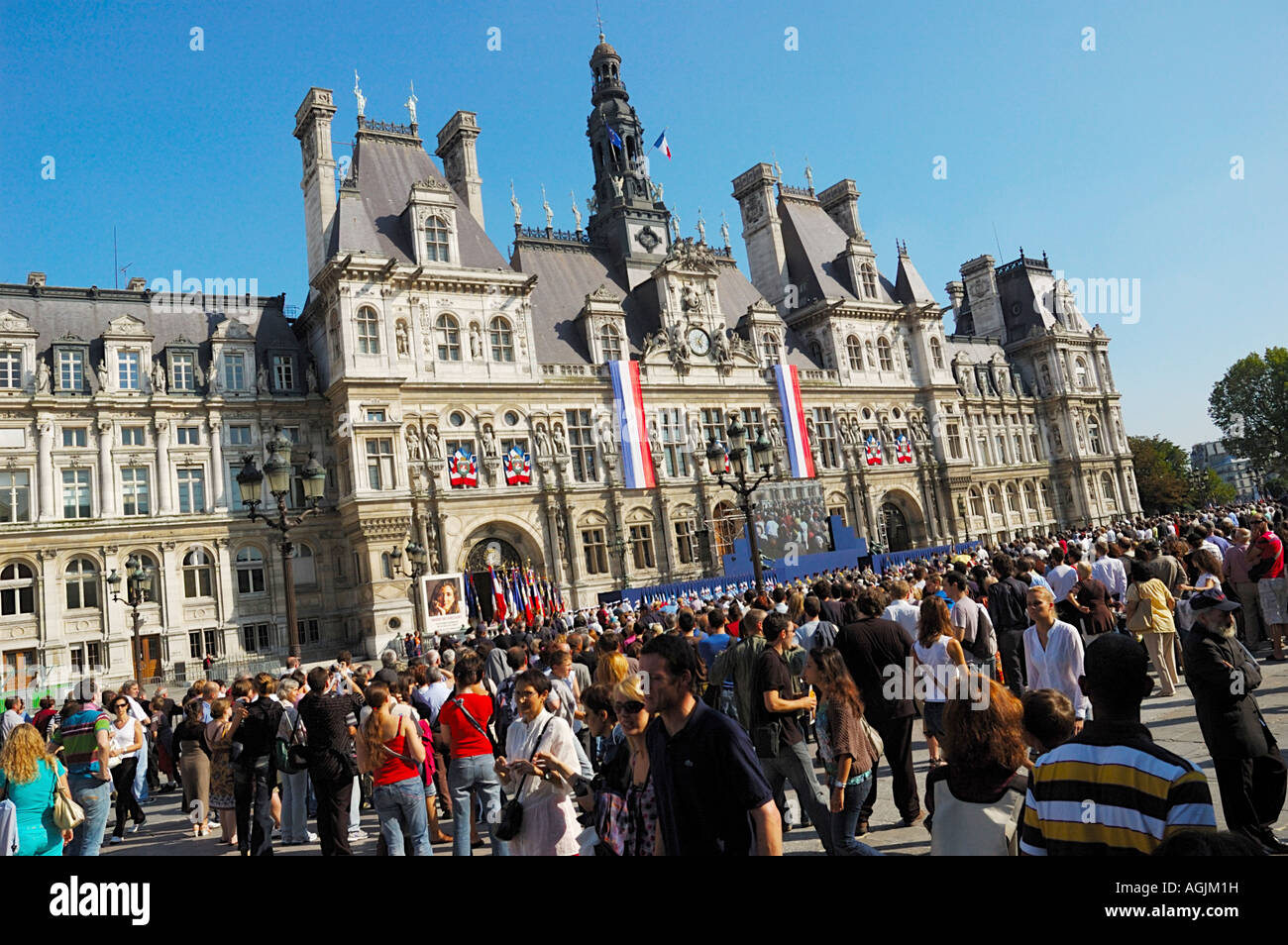 Paris france crowd in hi-res stock photography and images - Alamy