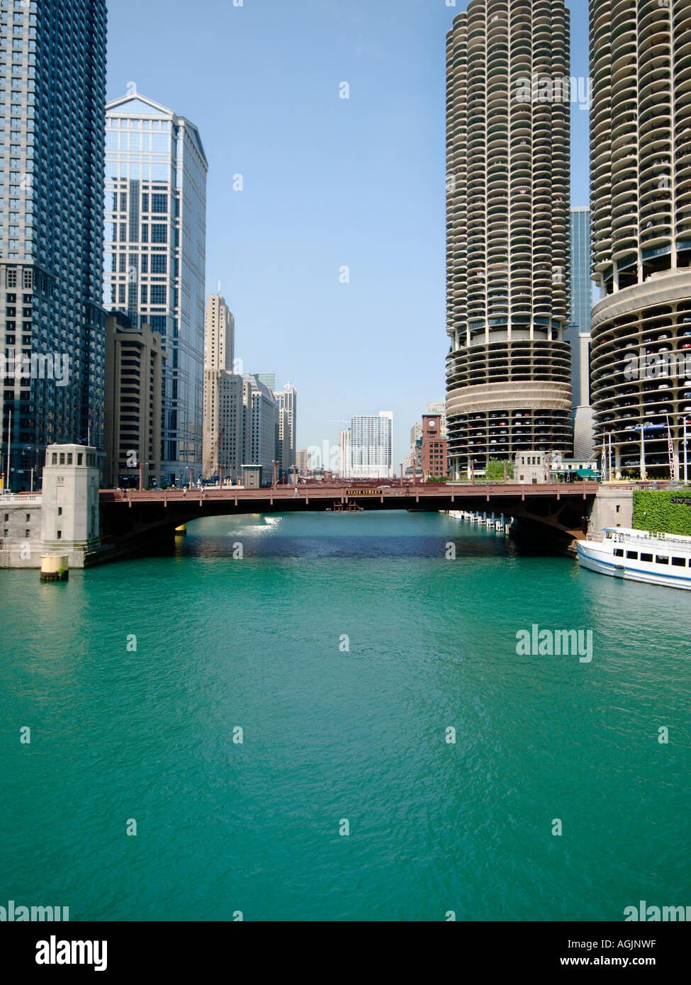 Chicago River flows past the Twin round towers of Marina City on the ...