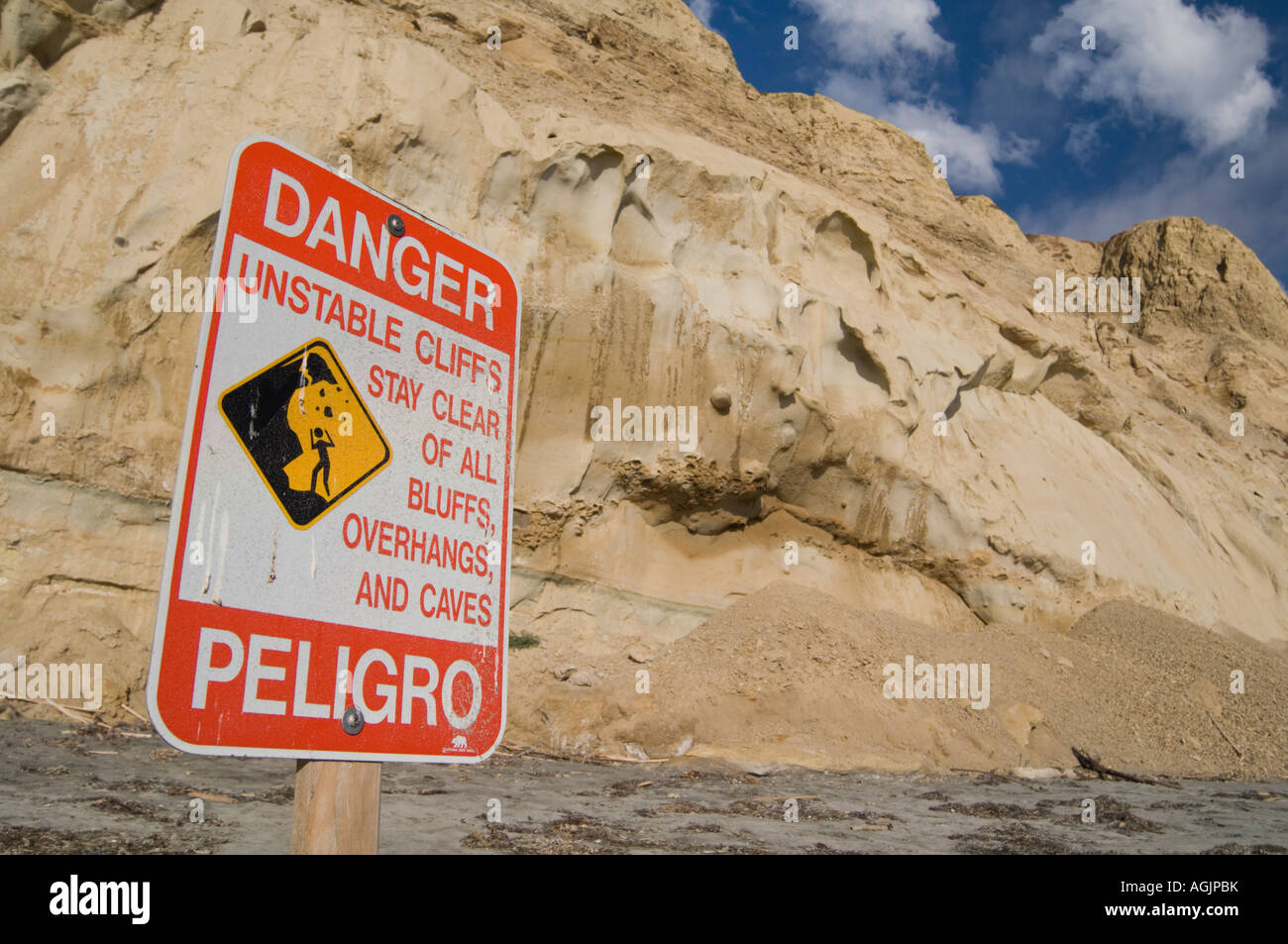Sign warning beachgoers of dangerous unstable cliffs at Torrey Pines ...