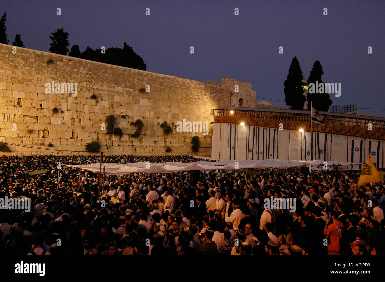Worshippers wailing wall jerusalem hi-res stock photography and images ...