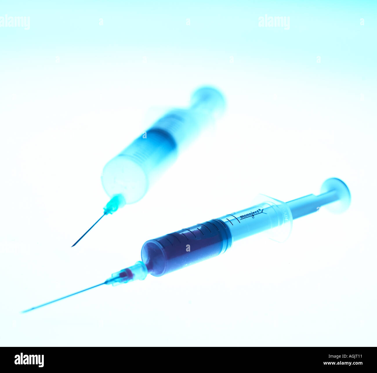 Two medical syringes needles hi-res stock photography and images - Alamy