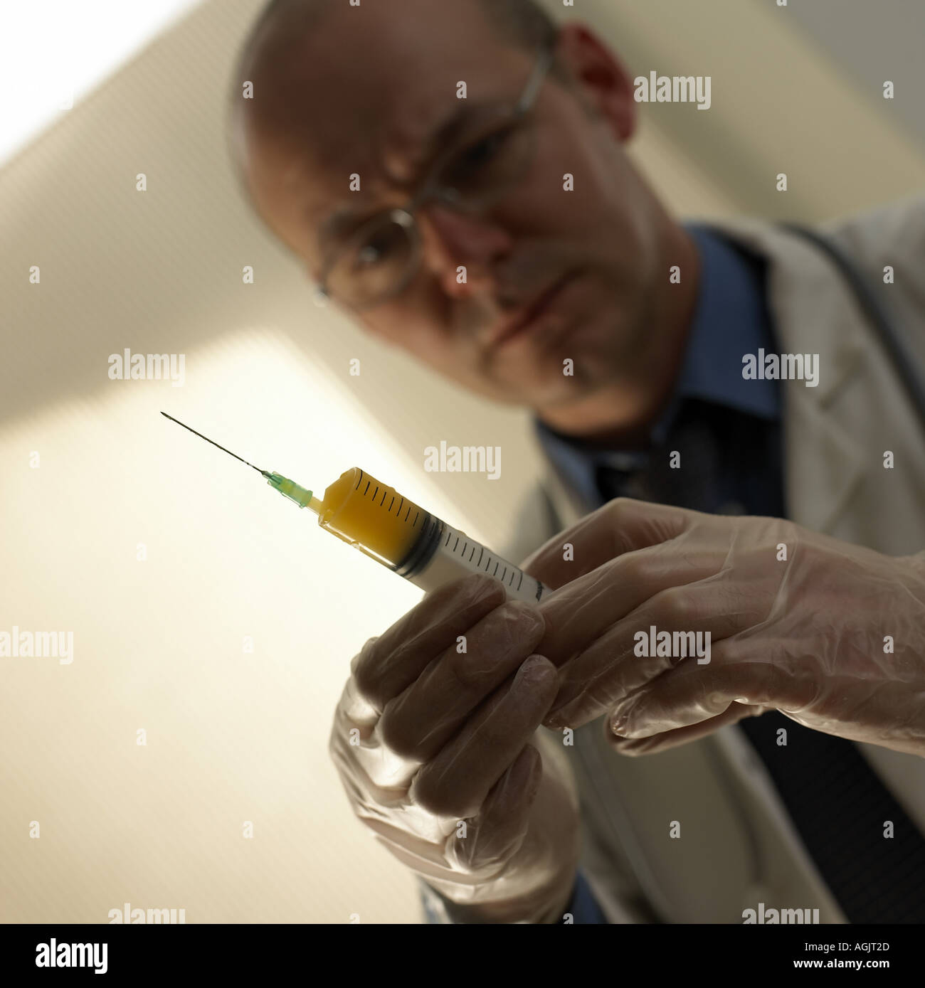 Doctor using syringe Stock Photo - Alamy