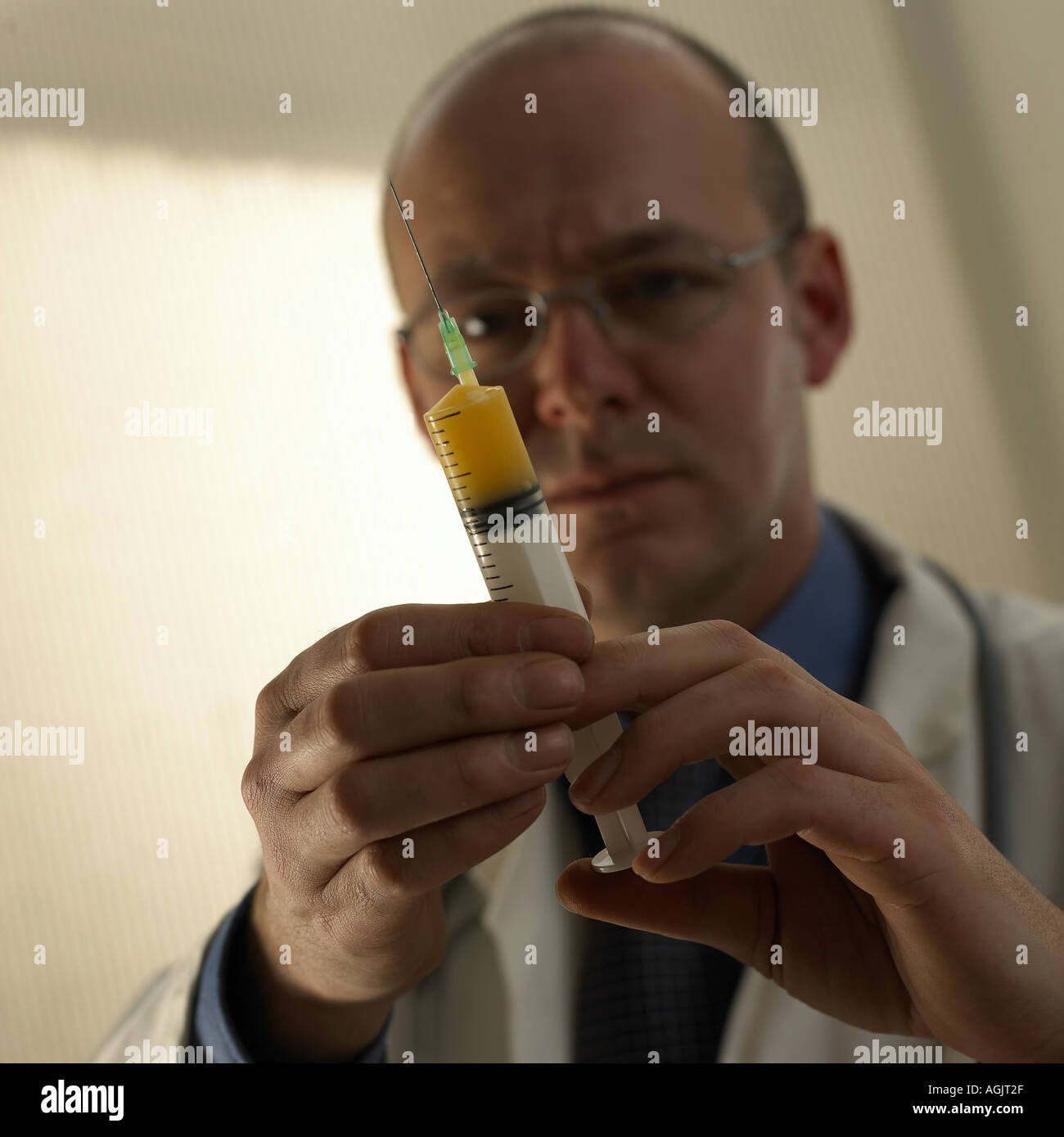 Doctor using syringe Stock Photo - Alamy