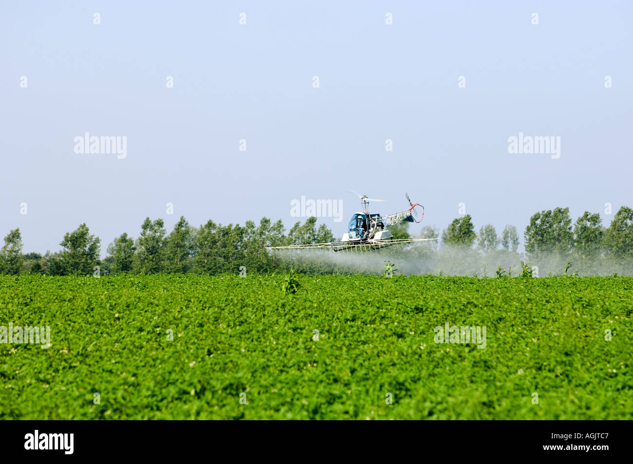 Helicopter crop spraying hi-res stock photography and images - Alamy