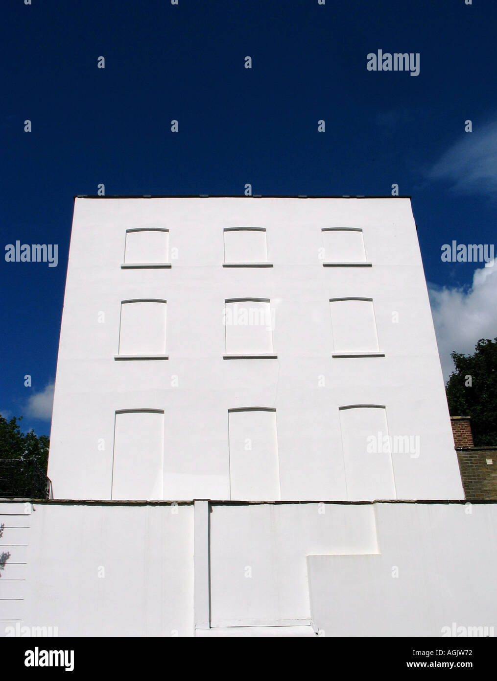 Side of white building hi-res stock photography and images - Alamy
