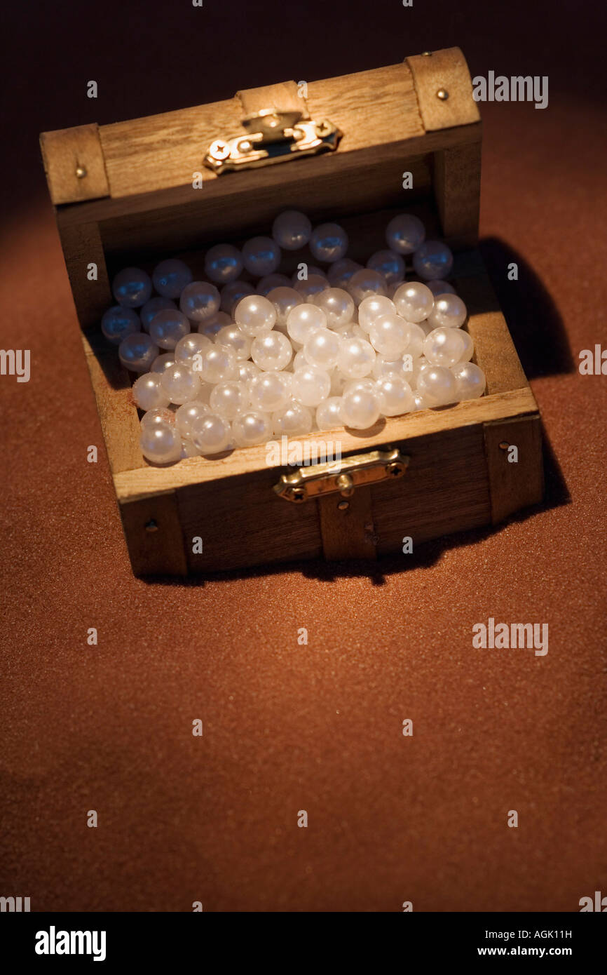 Gemstones and pearls hi-res stock photography and images - Alamy