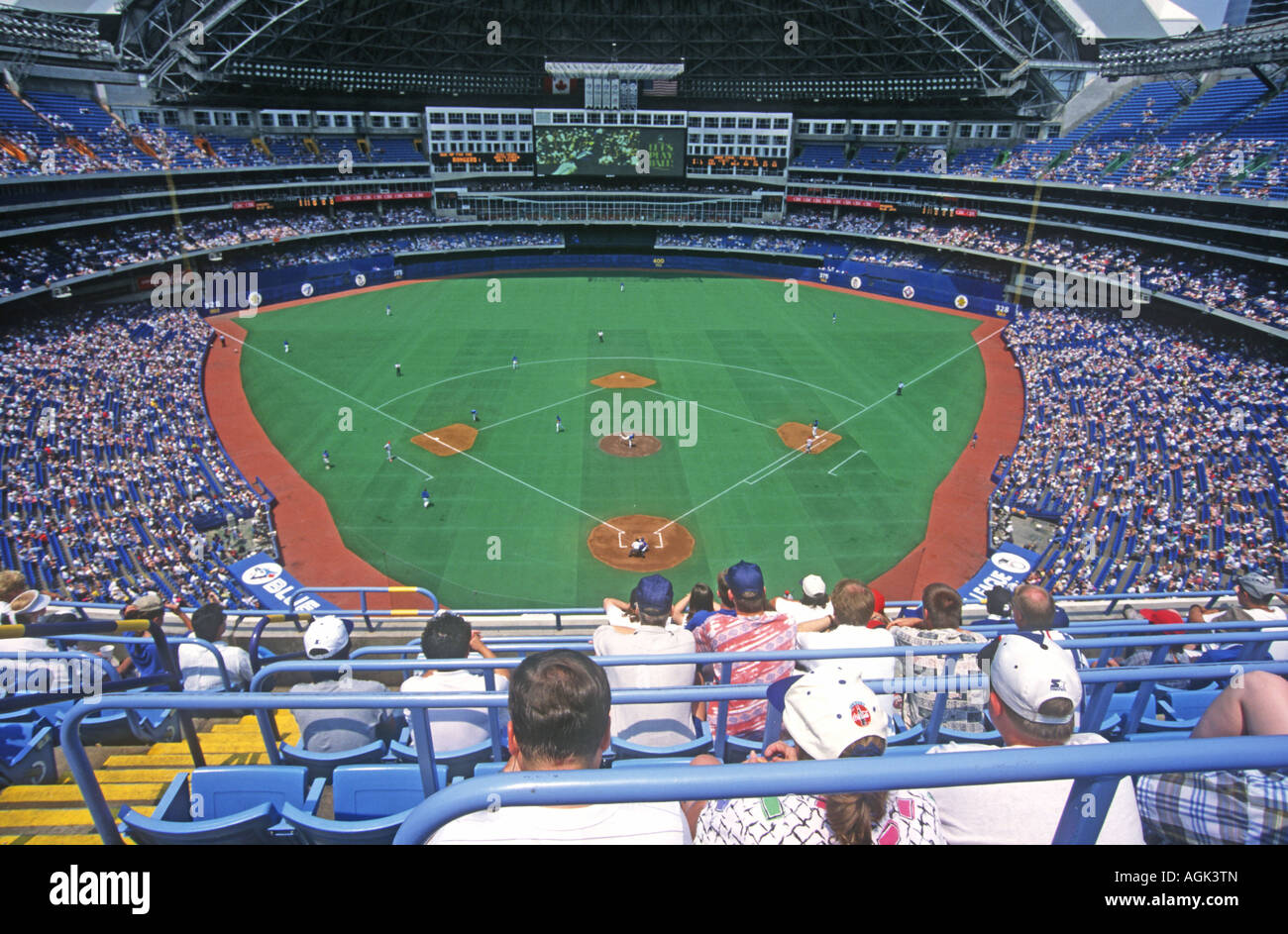 Baseball stadium crowd hi-res stock photography and images - Alamy