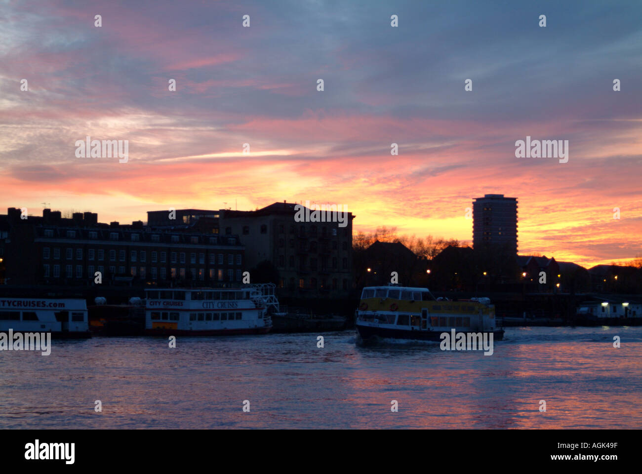 River Thames at sunset from the Tate to Tate boat London Stock Photo ...