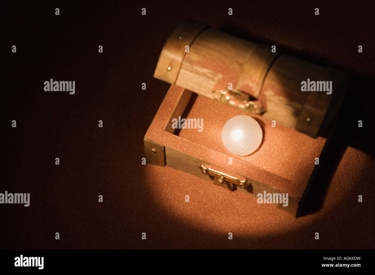 Pearl in a wooden box Stock Photo - Alamy