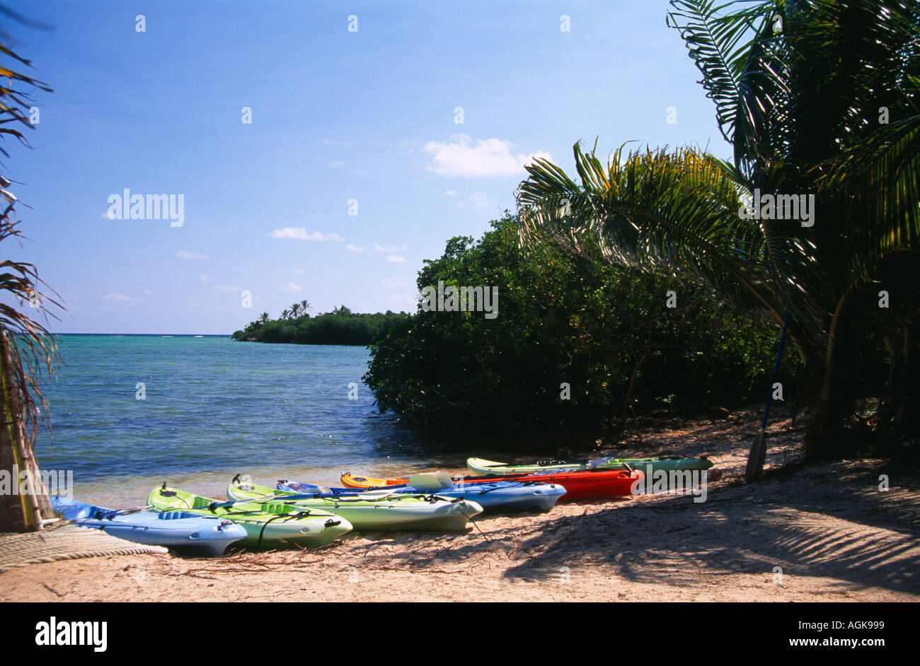 Kayaks plage hi-res stock photography and images - Alamy