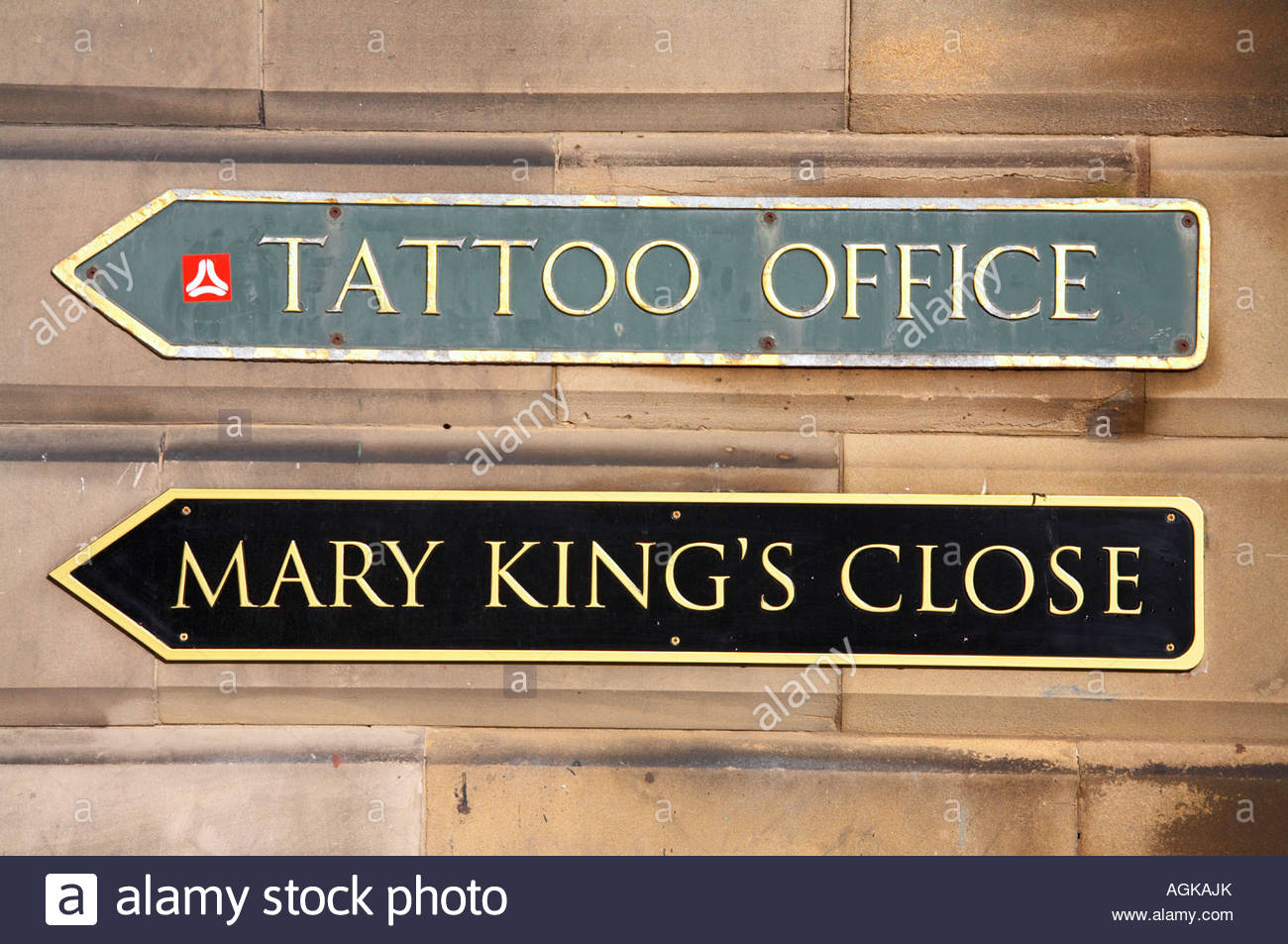 Tattoo office and Mary King's close signpost, Edinburgh SCOTLAND Stock ...
