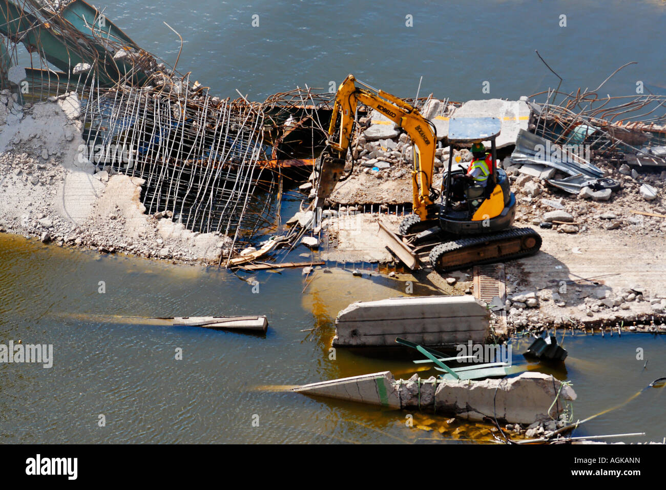 Mississippi river bridge collapse hi-res stock photography and images ...