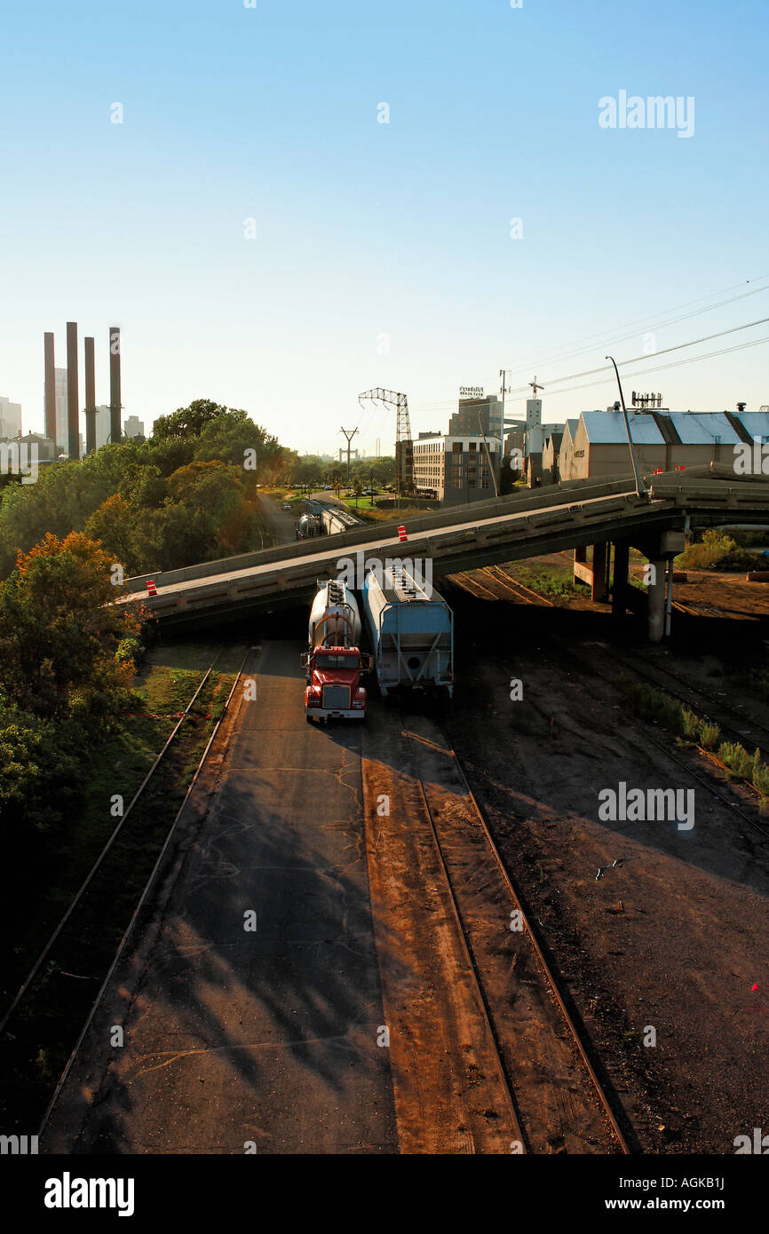 Mississippi river bridge collapse hi-res stock photography and images ...