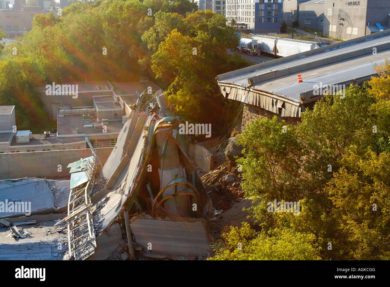 Mississippi river bridge collapse hi-res stock photography and images ...