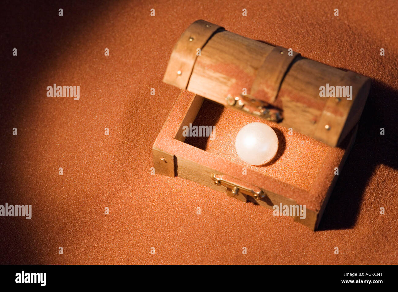 Pearl in a wooden box Stock Photo - Alamy