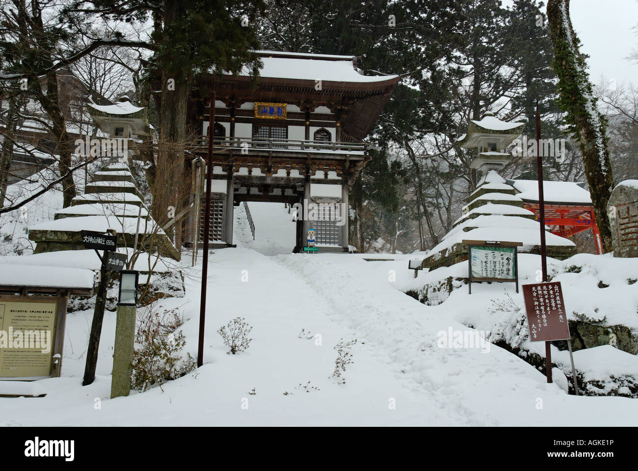 Torii gate in snow Stock Photo - Alamy