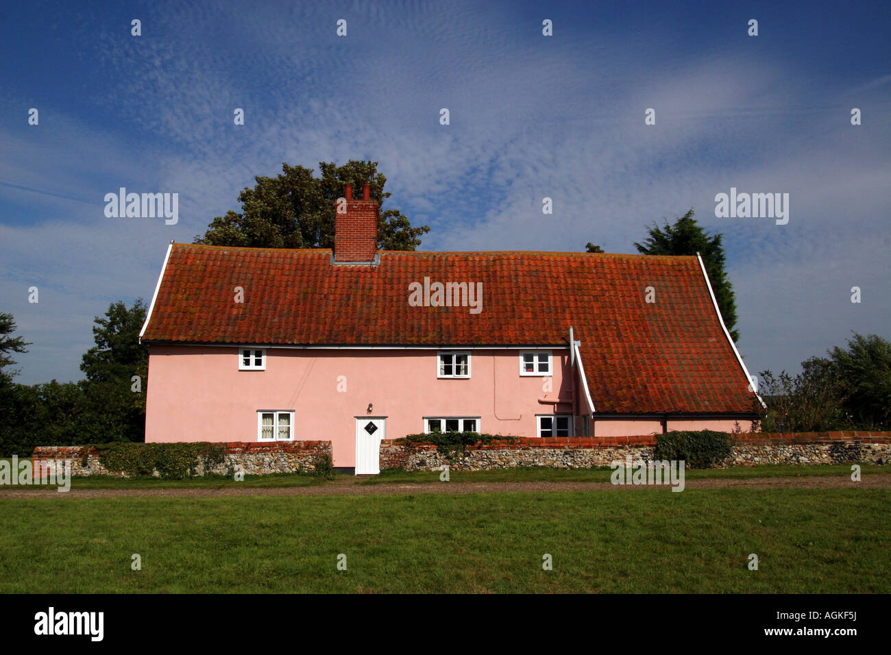 A pink cottage in the Norfolk countryside Stock Photo - Alamy