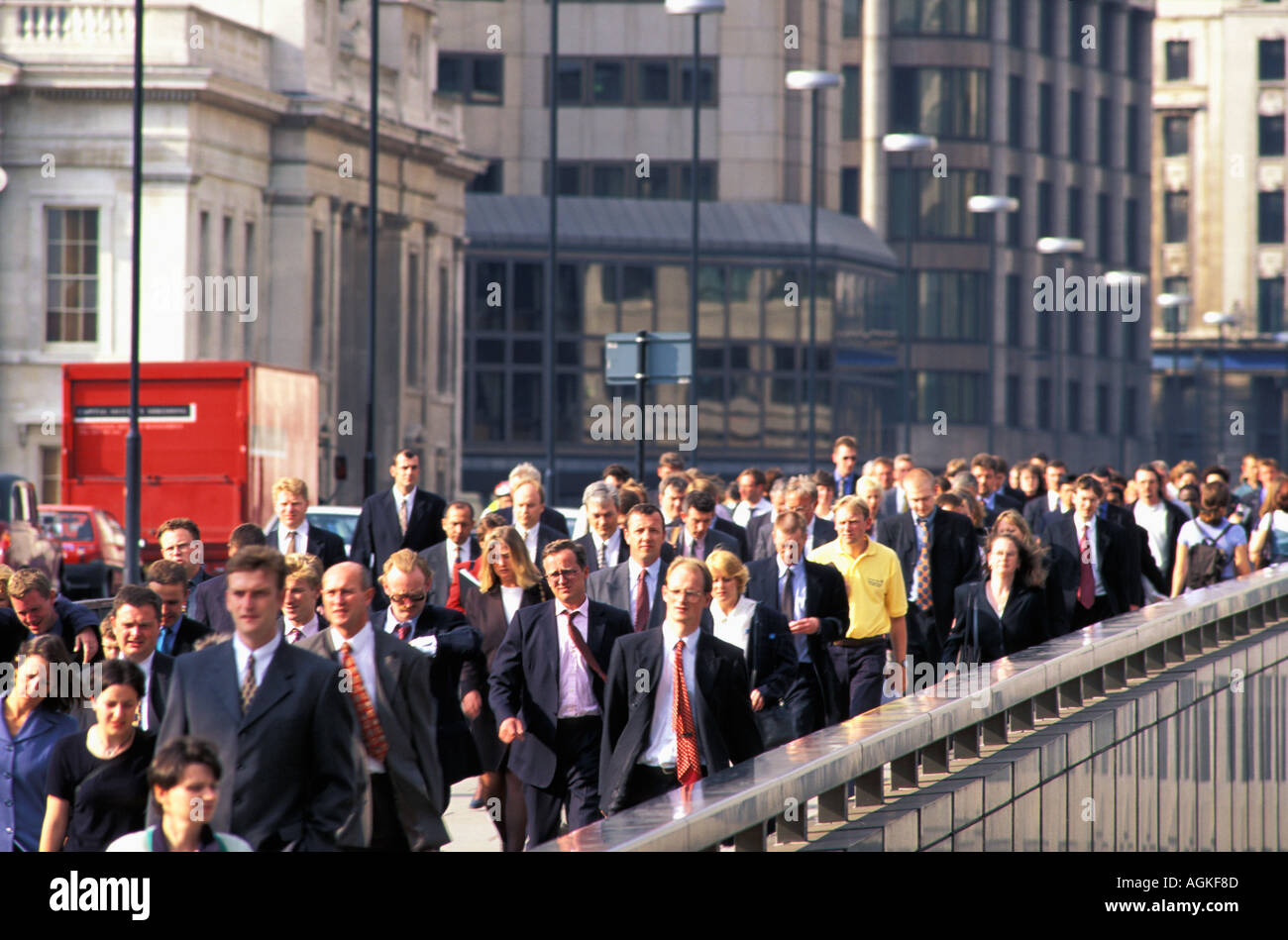 ENGLAND LONDON COMMUTERS LONDON BRIDGE Stock Photo - Alamy