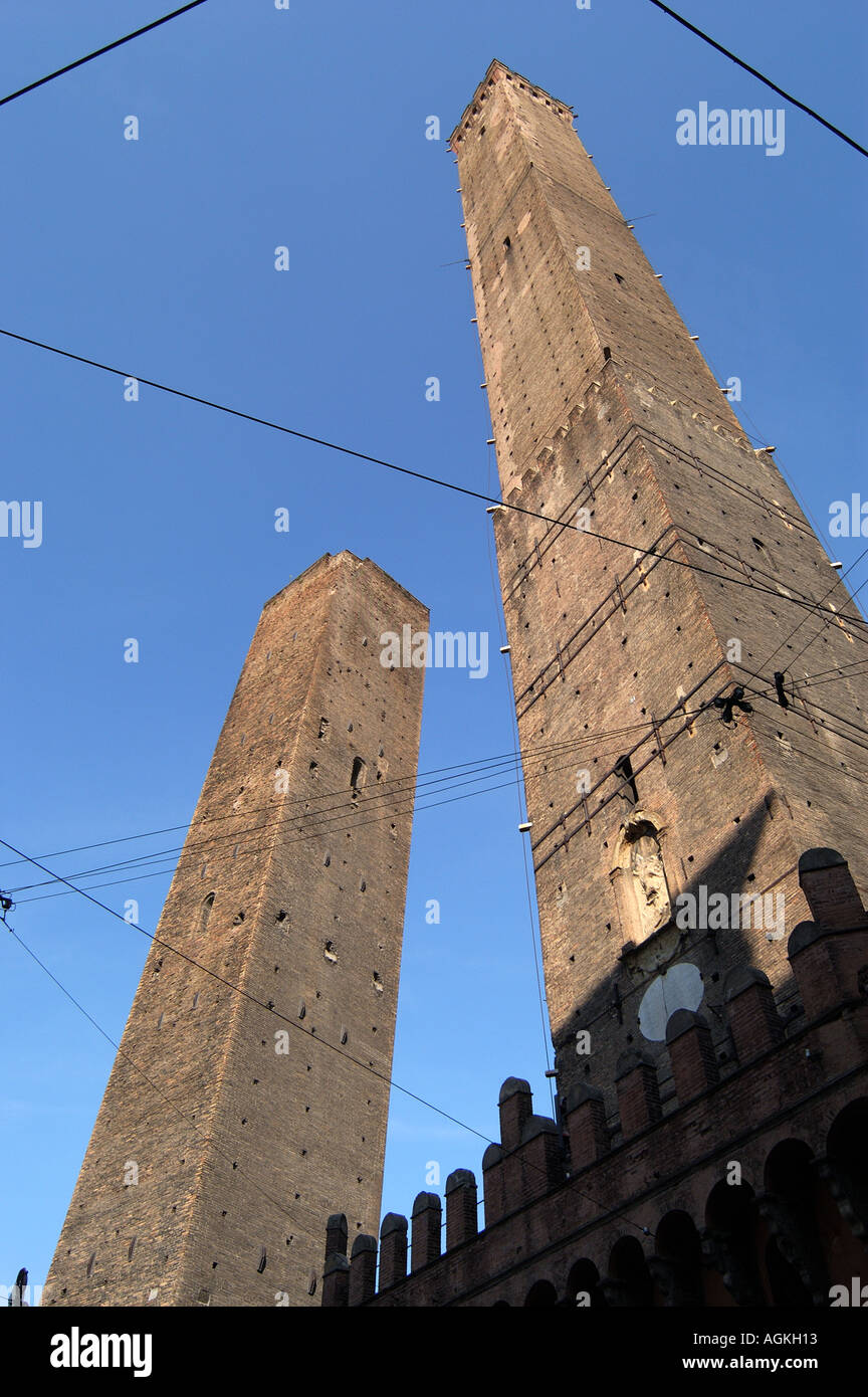 Le Due Torri Asinelli Tower and the smaller Garisenda Tower Bologna ...