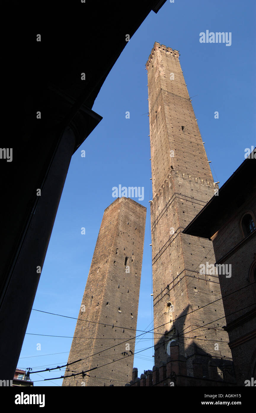Le Due Torri Asinelli Tower and the smaller Garisenda Tower Bologna ...