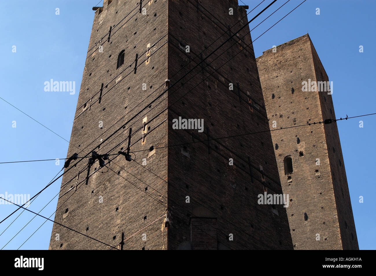 Le Due Torri Asinelli Tower and the smaller Garisenda Tower Bologna ...