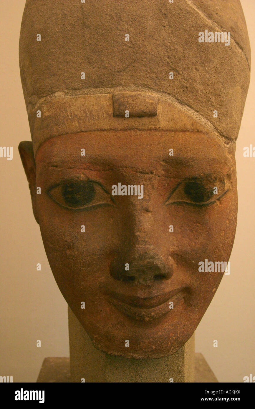 Egyptian statue woman hi-res stock photography and images - Alamy