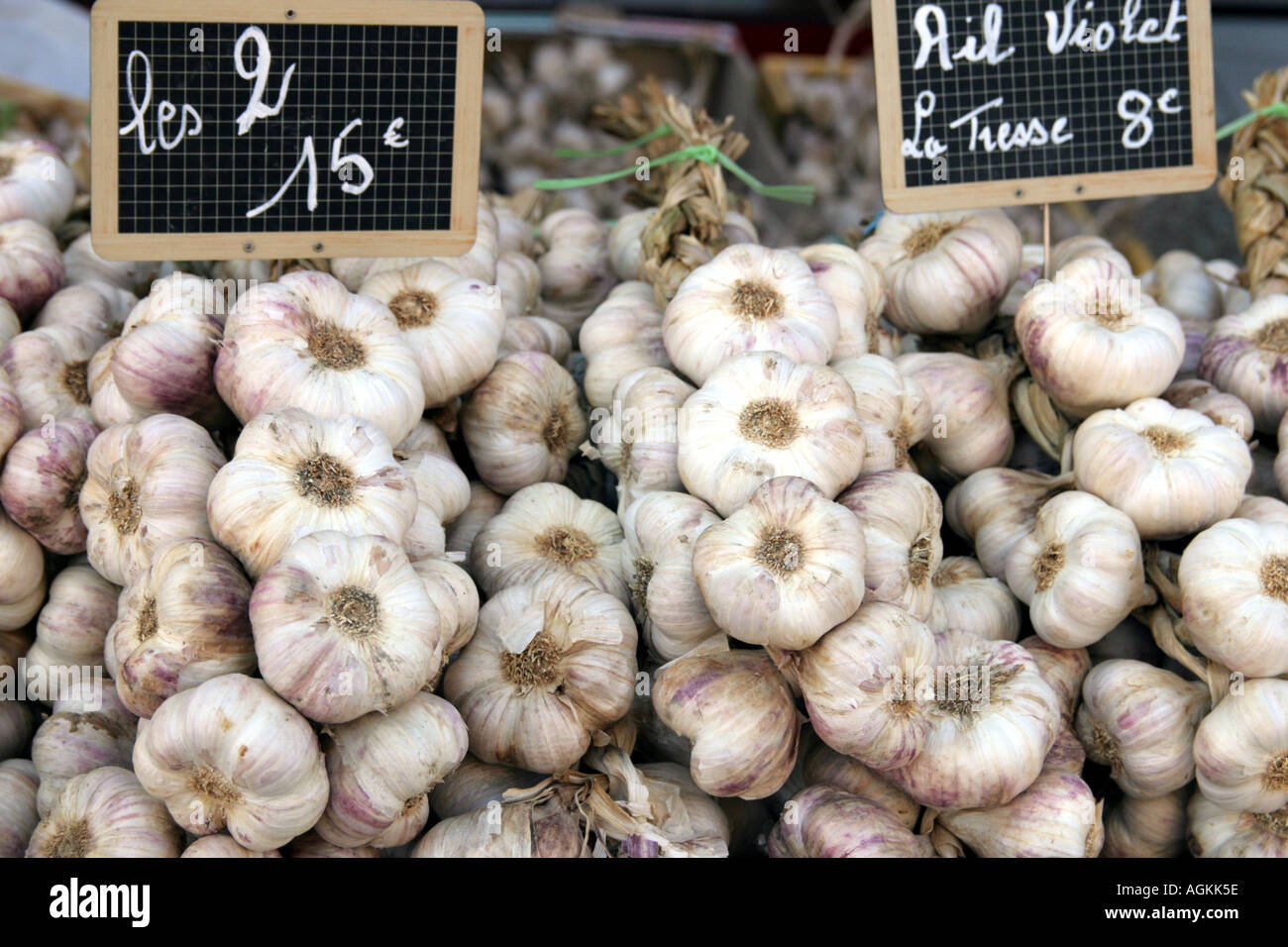 Garlic bulbs on a French market stall august 2005 Stock Photo - Alamy