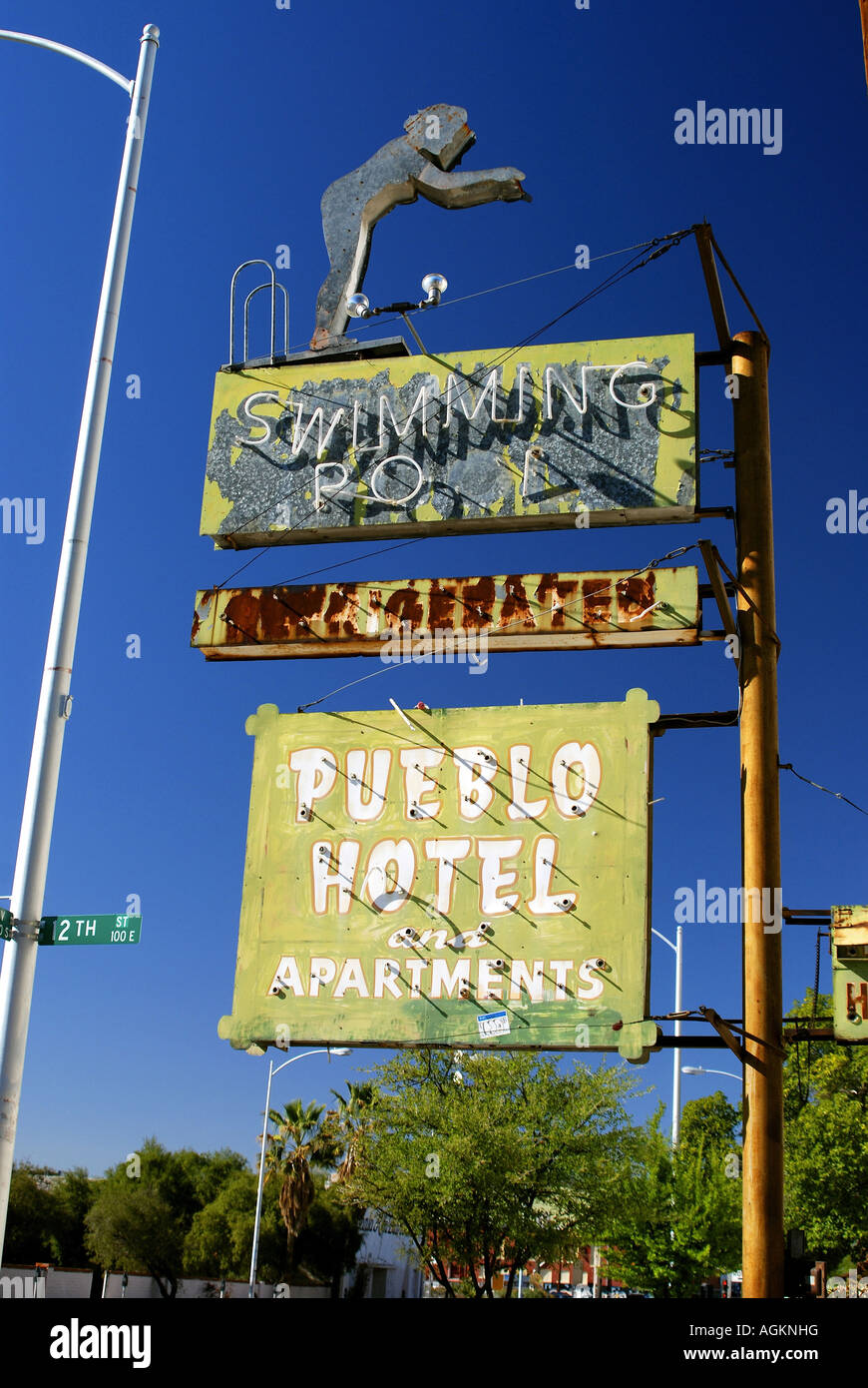 Hotel by the roadside hi-res stock photography and images - Alamy