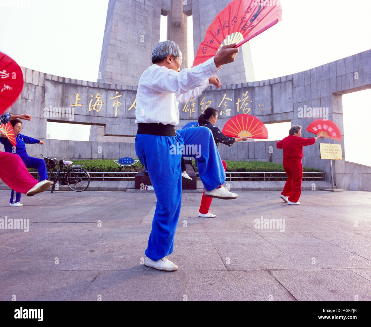 Shanghai morning exercise on bund hi-res stock photography and images ...