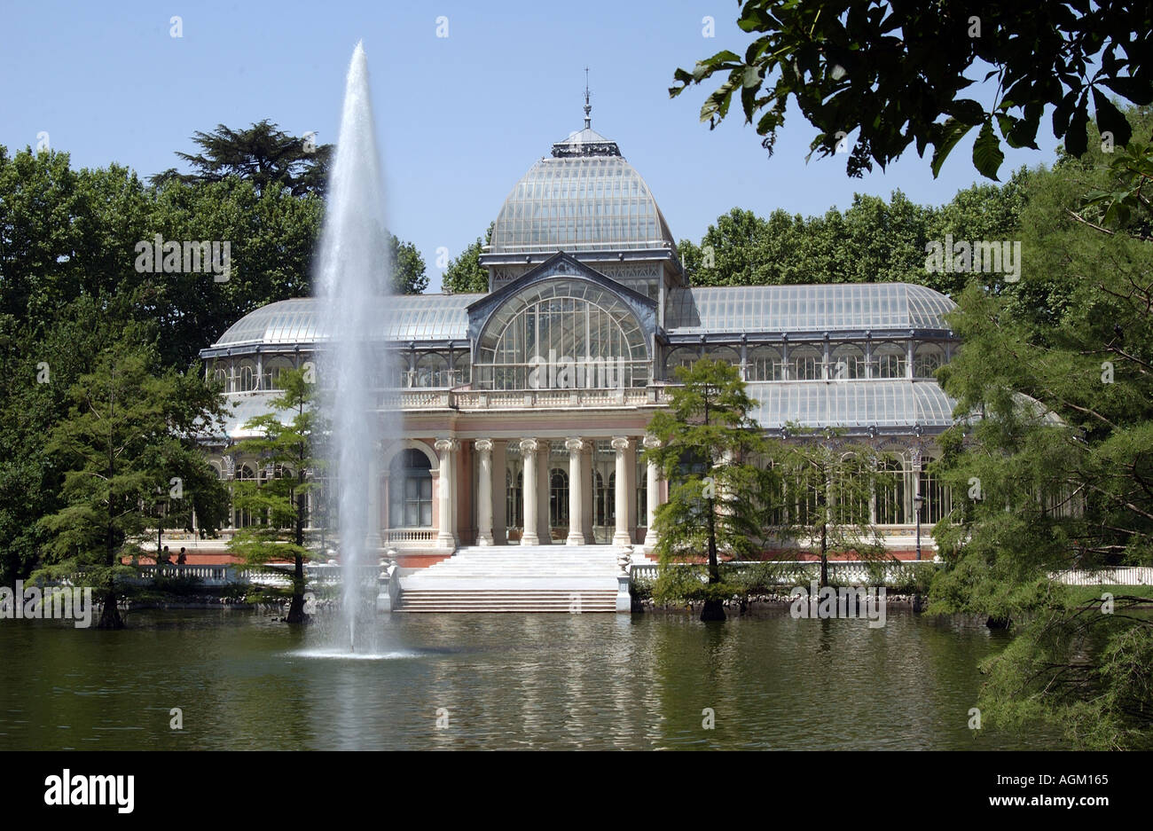 Palacio de Cristal (Crystal Palace) and fountain Parque del Retiro park ...