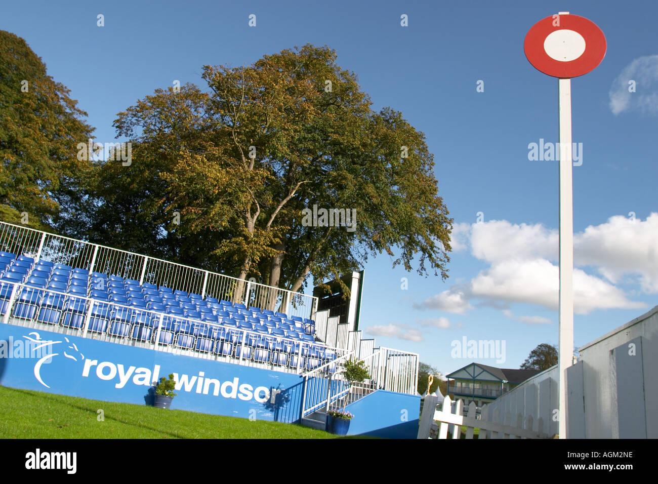 Royal windsor racecourse hi-res stock photography and images - Alamy