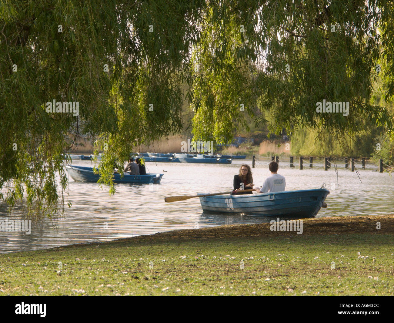 Boating lake regent park london hi-res stock photography and images - Alamy