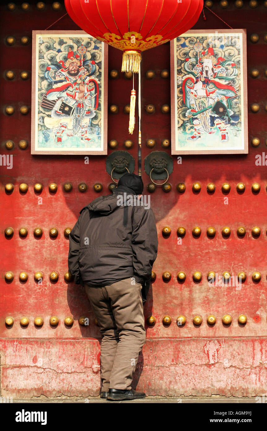 Man Peeking Through Chinese Door Stock Photo - Alamy