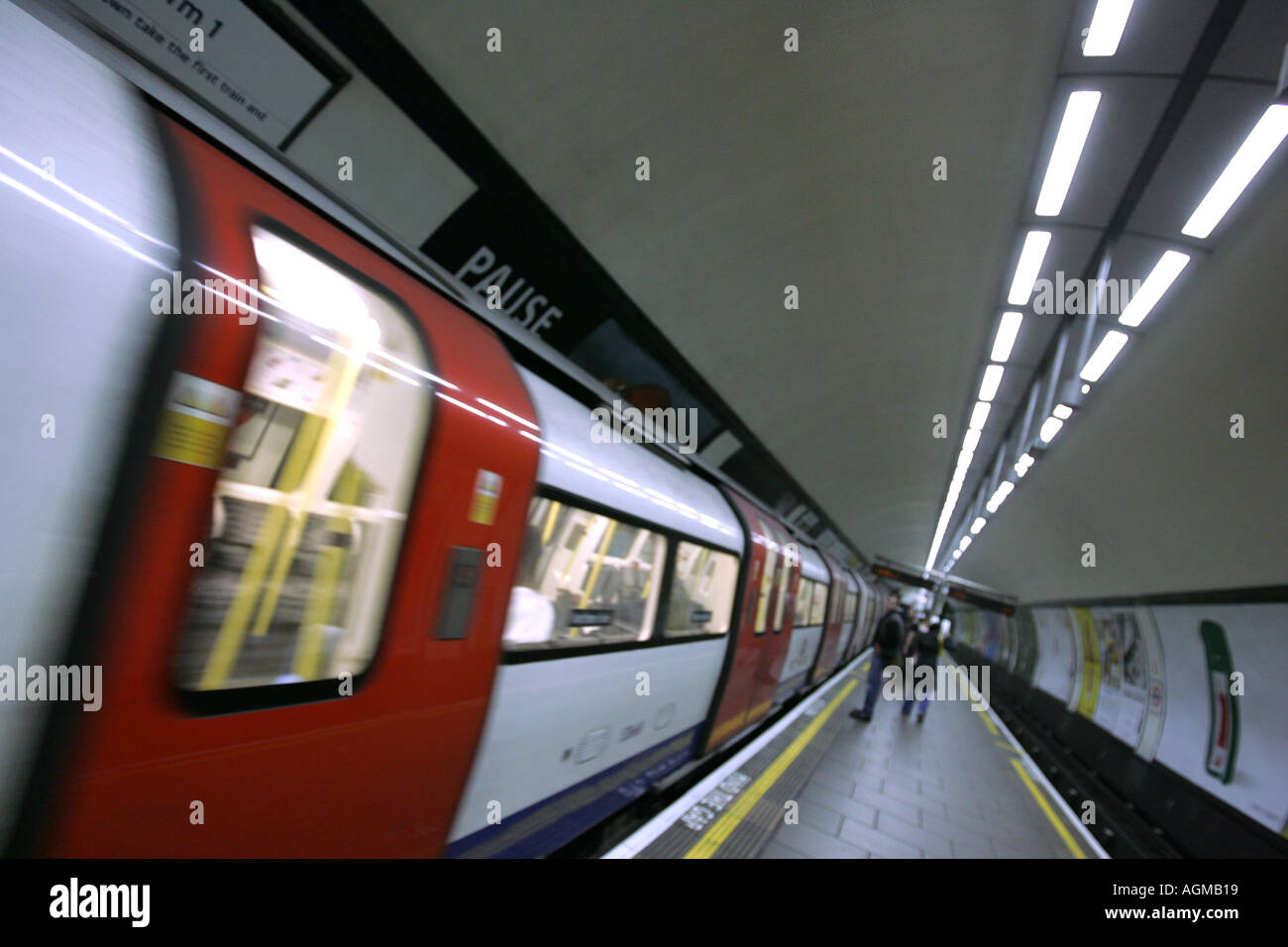 Train approaching the platform London underground Stock Photo - Alamy