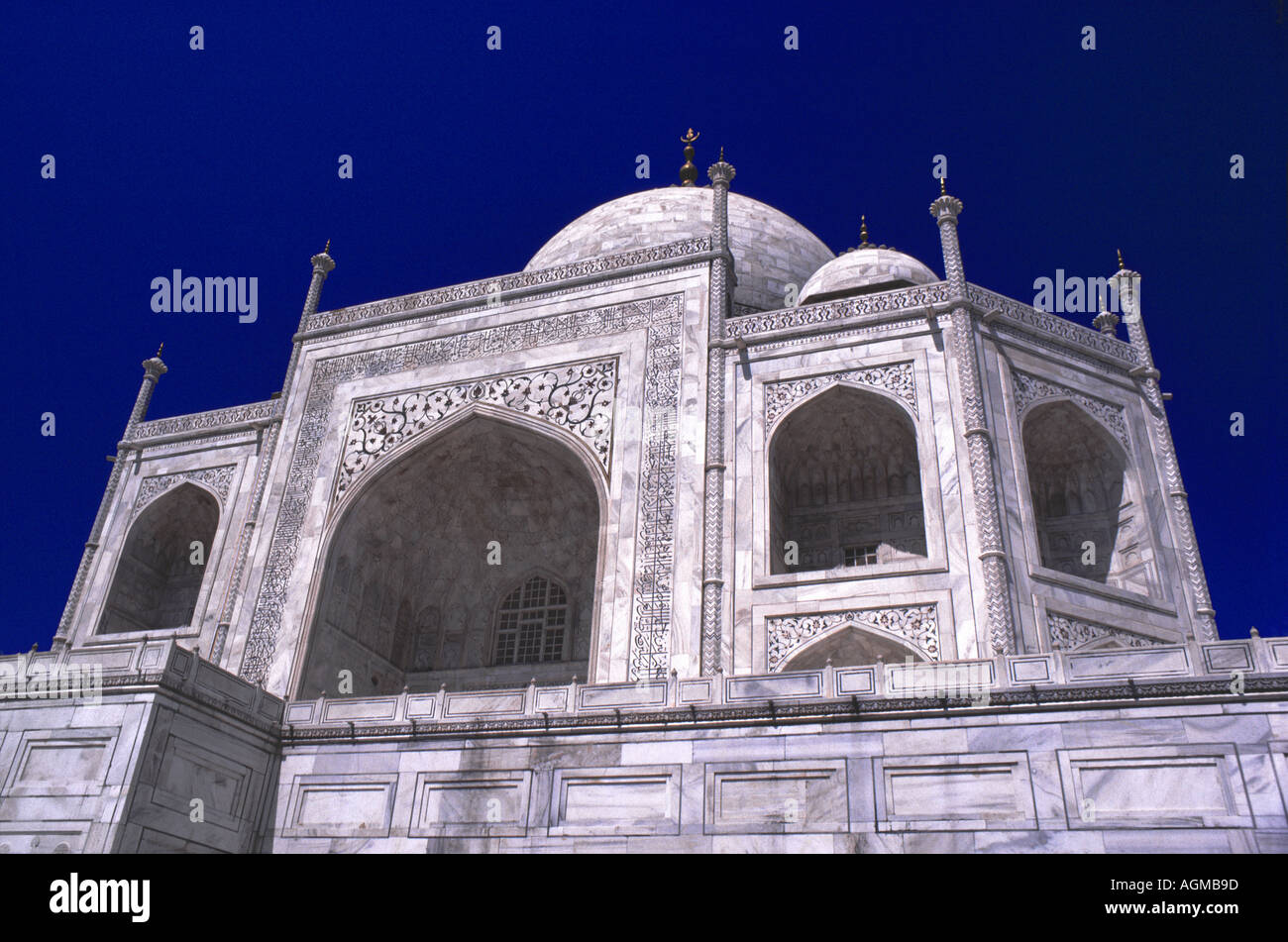 India Taj Mahal looking up at main building Stock Photo - Alamy
