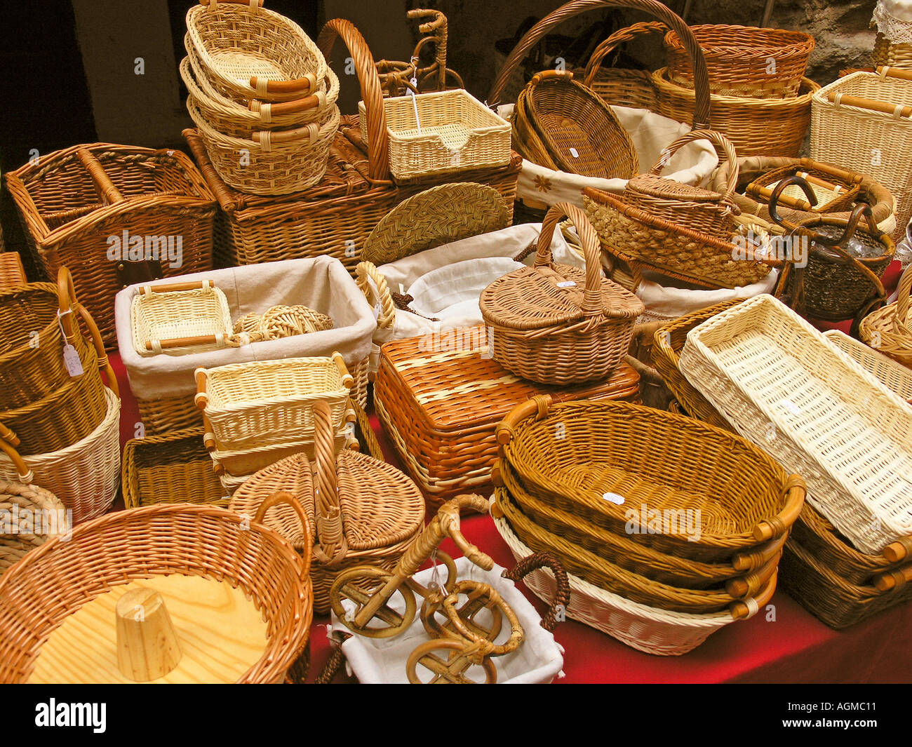 Artisans making wicker baskets hi-res stock photography and images - Alamy