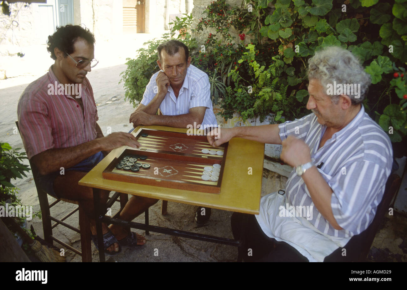 Men playing backgammon middle east hi-res stock photography and images ...