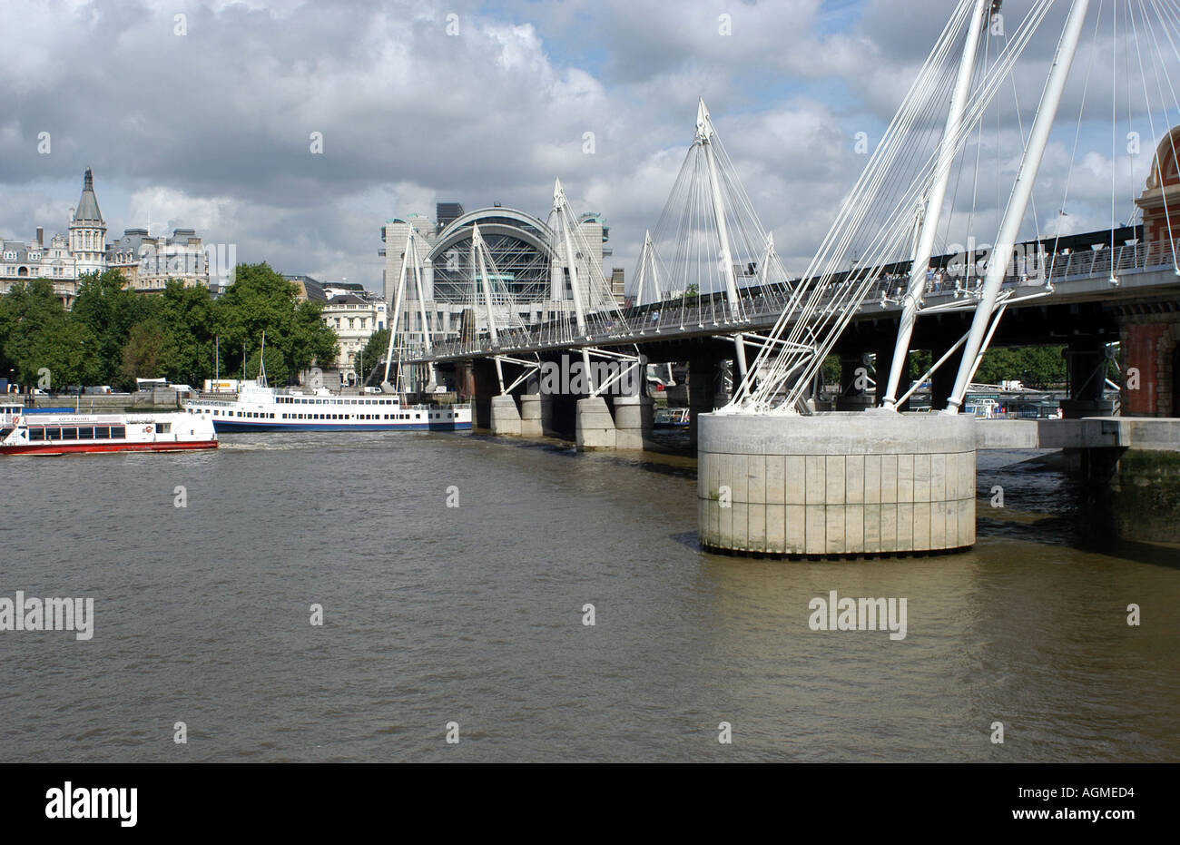 The Hungerford bridge across the River Thames, central London Stock ...
