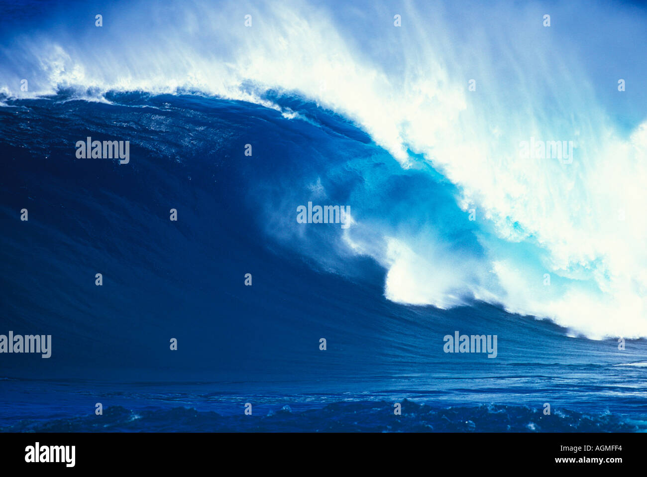 Jaws Hawaii Breaking Wave Stock Photo - Alamy
