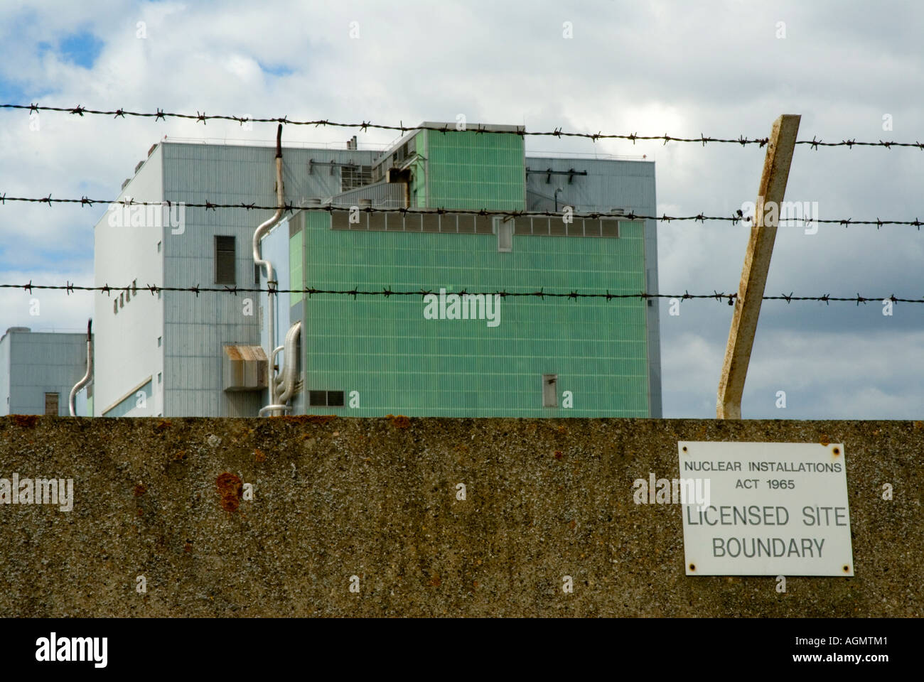 Magnox nuclear power station hi-res stock photography and images - Alamy