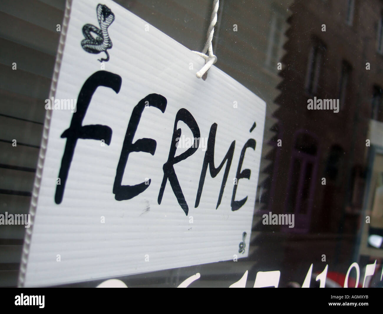 Fermé / closed sign in shop window Stock Photo - Alamy