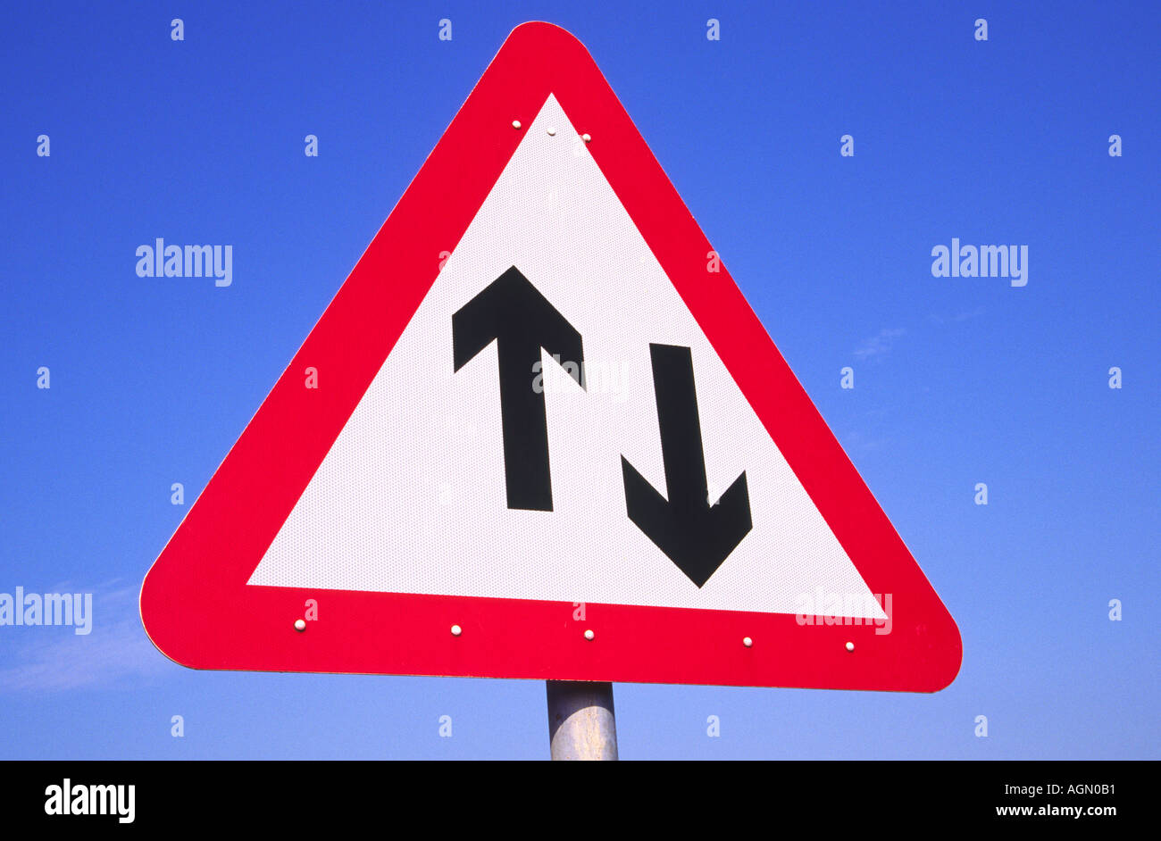 Traffic sign two arrows pointing hi-res stock photography and images ...